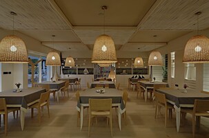 2 restaurantes, é servido café da manhã