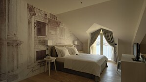 Quarto com cama grande, mesa de cabeceira, luminária, televisão e vista para a cidade pela janela.