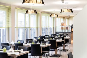 Café da manhã com buffet durante a semana (EUR 19 por pessoa) 