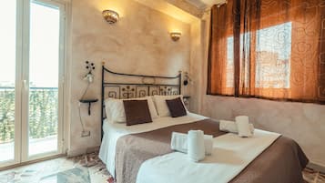 Quarto casal clássico, sacada | Frigobar, individualmente decorados, individualmente mobiliados