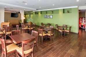 Pequeno-almoço tipo buffet incluído 
