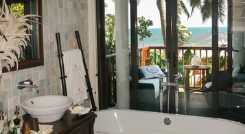 Suite-Estúdio Deluxe, vista para o mar | Casa de banho | Um polibã e uma banheira separados, uma banheira de imersão total 