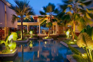 Piscina externa, funciona das 6h às 18h, guarda-sóis