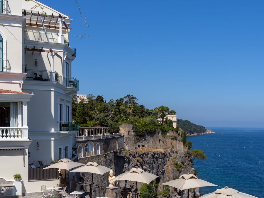 Piscina externa, guarda-sóis, espreguiçadeiras