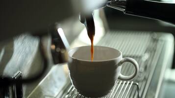Máquina de café a servir café numa chávena.