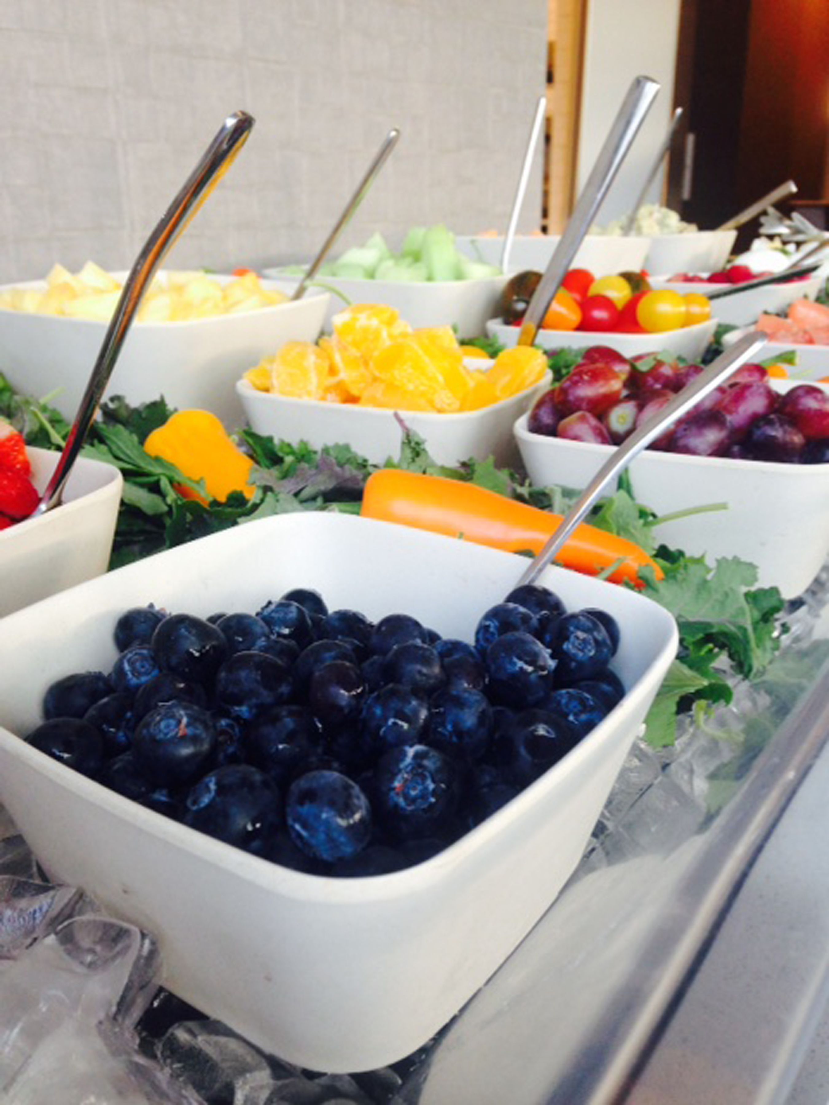 Buffet com diversas cestas de frutas e utensílios.