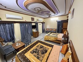 Quarto Familiar | Minibar, cofre no quarto, secretária, Wi-fi grátis