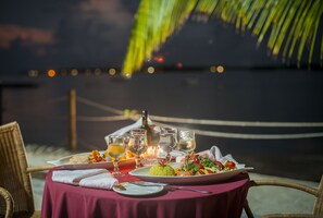 Pequenos-almoços, almoços, jantares servidos, com vista para a piscina 
