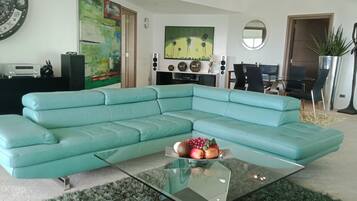 Suíte presidencial | Área de estar | TV de tela plana 42 polegadas com canais de TV premium, TV