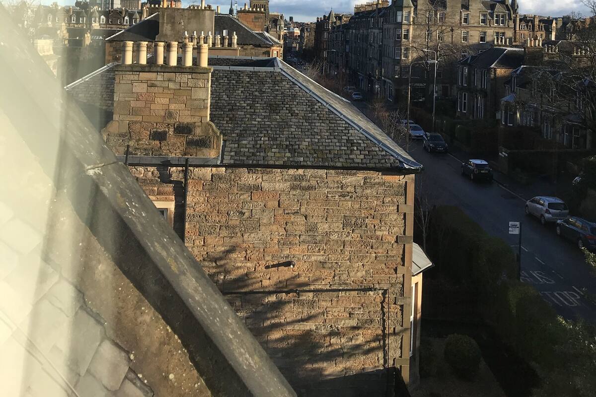 Vista de um horizonte urbano com edifícios históricos e céu limpo.