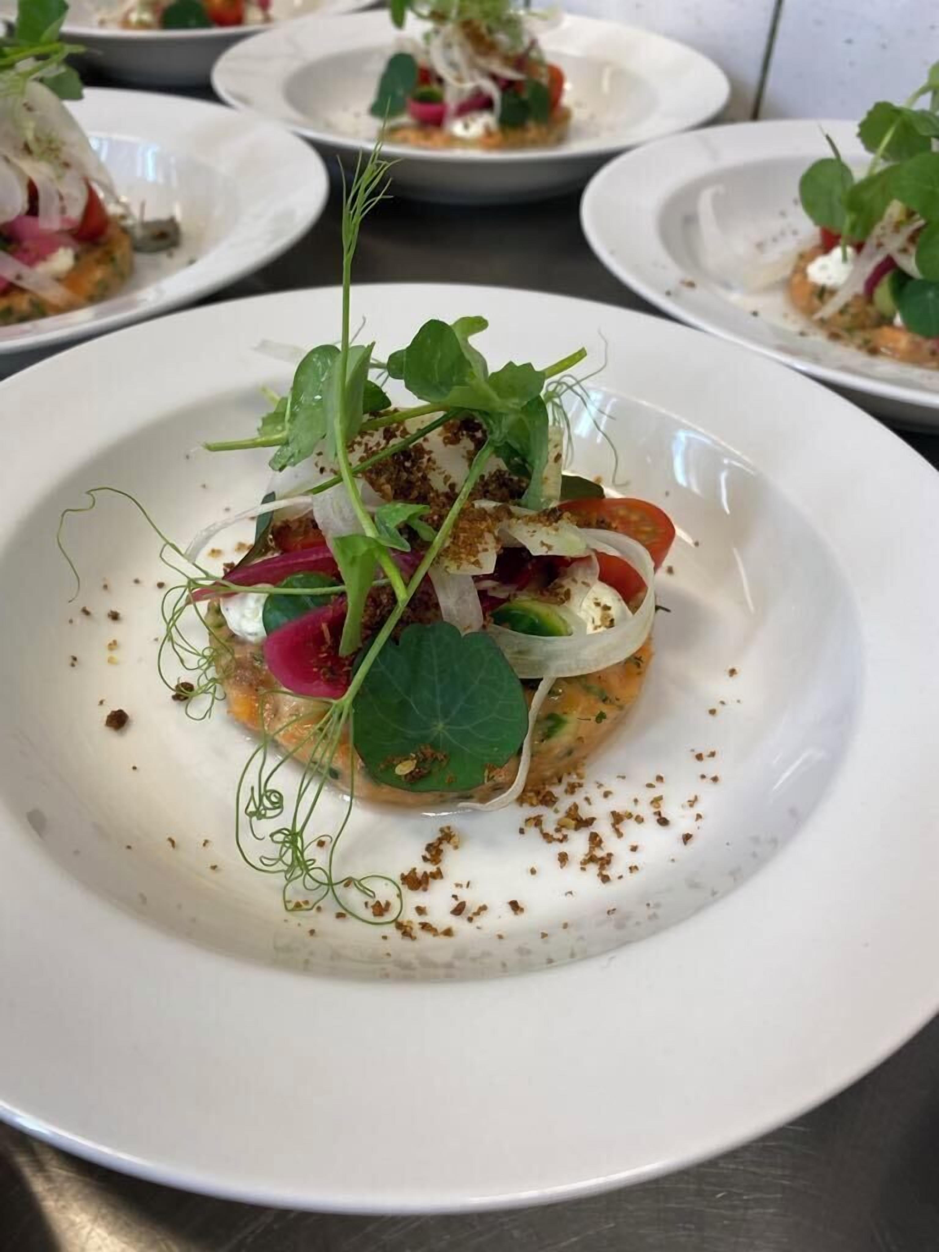 Um prato de comida com diversos vegetais e folhas.