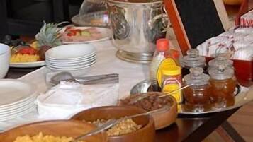 Uma mesa de buffet com diversos alimentos e acompanhamentos.