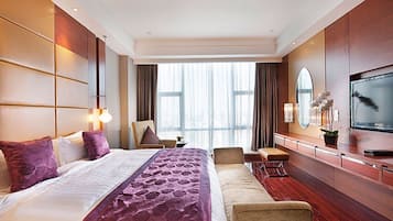 Minibar, cofre com capacidade para portátil, secretária