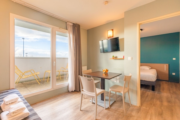 Apartamento standard | Área de estar | TV de tela plana