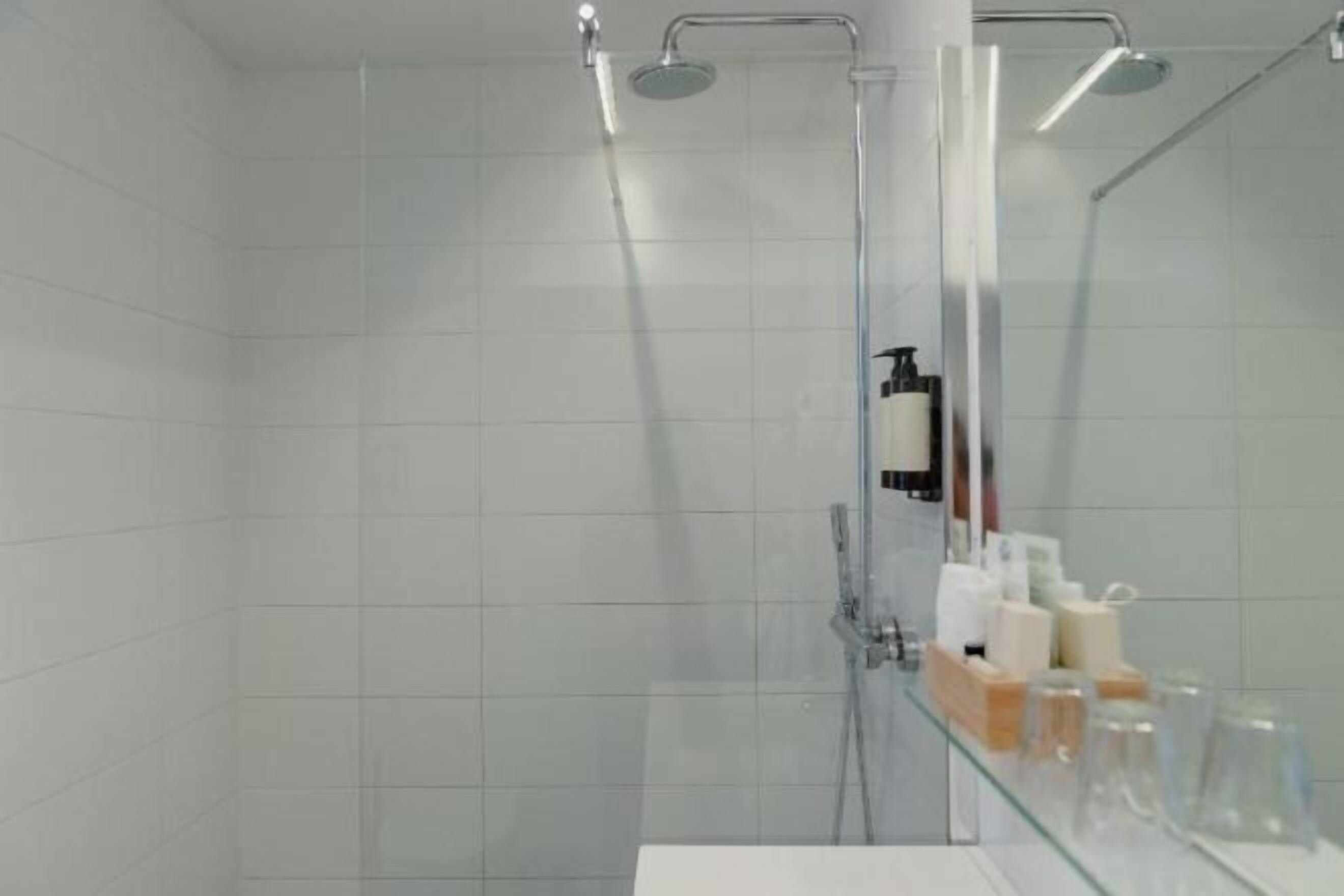 Banheiro | Chuveiro, secador de cabelo, toalhas de banho 