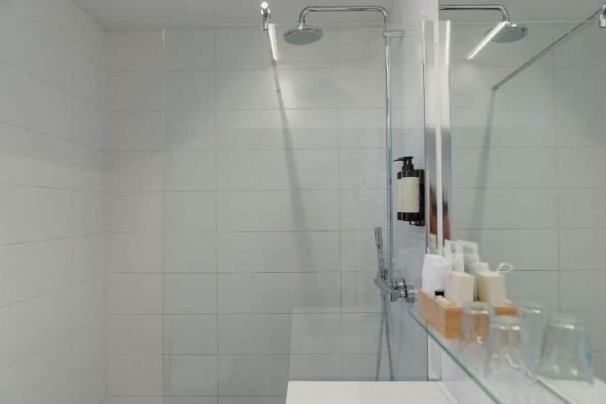 Banheiro | Chuveiro, secador de cabelo, toalhas de banho