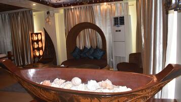 Suite (Coral Garden) | Minibar, cofre no quarto, com mobília individualizada, secretária