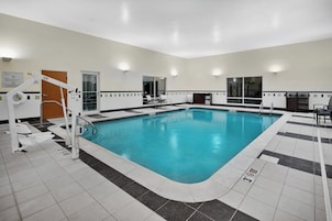 Piscina interna, espreguiçadeiras