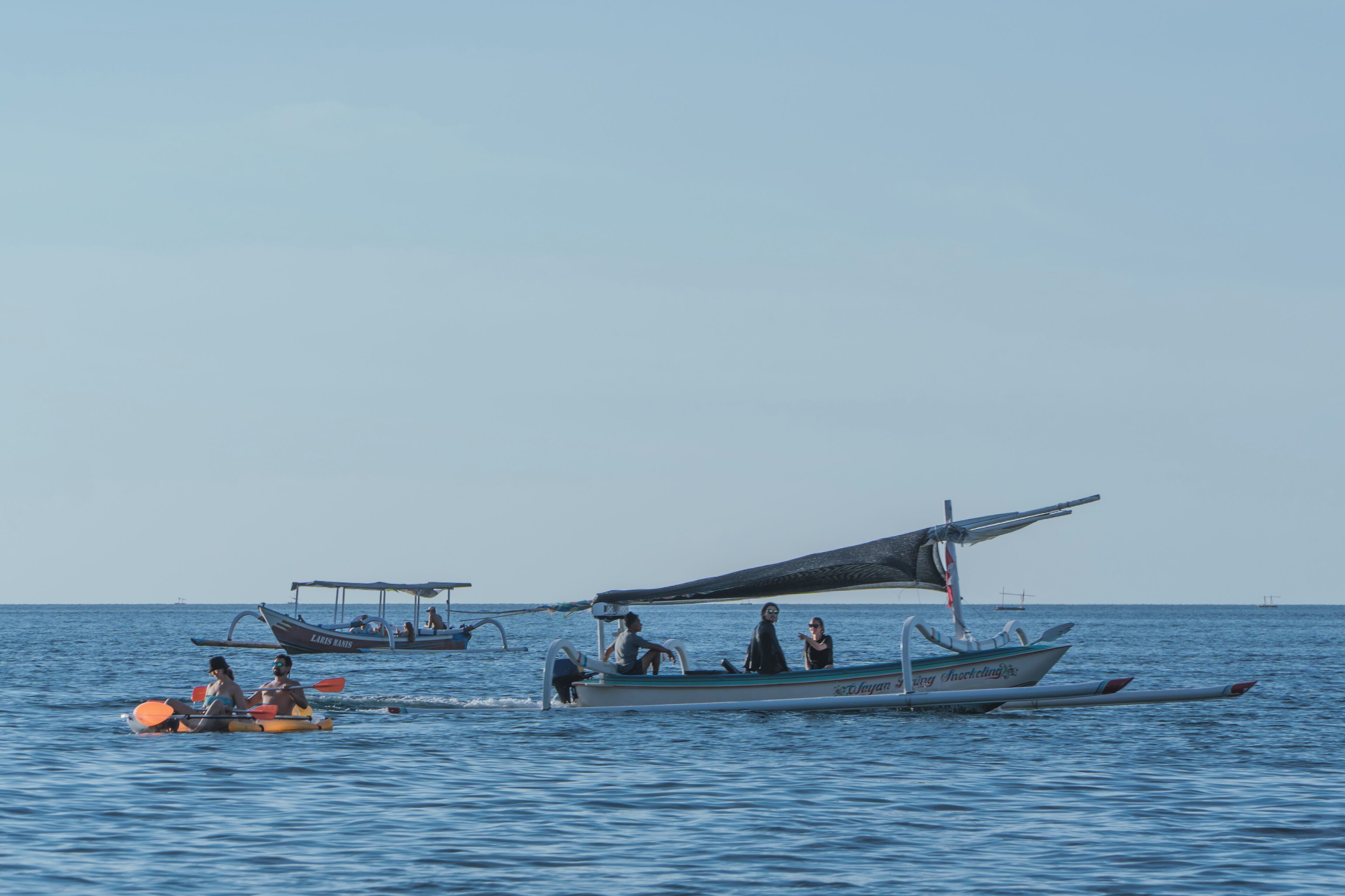 Um grupo de barcos tradicionais em águas calmas.
