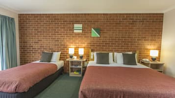 Quarto duplo standard | Frigobar, ferros/tábuas de passar roupa, Wi-Fi de cortesia