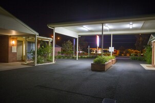Fachada da propriedade à noite