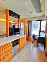 Suíte estúdio, 1 cama de casal, terraço | Sala de estar | TV