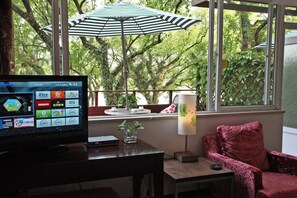 Quarto casal luxo, 1 cama King, vista para o rio | Roupas de cama premium, edredons de pluma, camas com colchões pillow-top