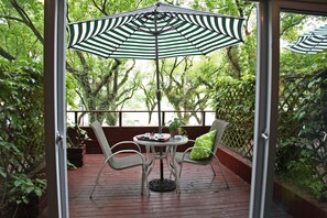 Quarto casal luxo, 1 cama King, vista para o rio | Terraço/pátio