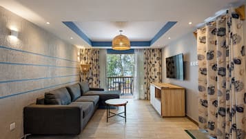 Quarto Familiar | Sala de estar | Televisor de ecrã plano de 32 polegadas com canais por cabo, televisor