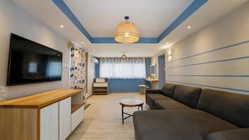 Quarto Familiar | Sala de estar | Televisor de ecrã plano de 32 polegadas com canais por cabo, televisor