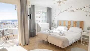 Estúdio, varanda, vista para o mar | 1 quarto, cortinas/cortinados opacos, ferro/tábua de engomar