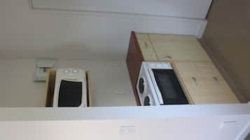 Apartamento Familiar, 1 quarto | Cozinha privada | Um frigorífico, um micro-ondas, uma cafeteira/bule