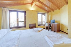 Quarto Duplo Comfort, vista para o lago | Camas de colchão pillowtop, cofre no quarto, secretária, Wi-fi grátis 