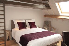 Roupas de cama premium, camas Select Comfort, frigobar, escrivaninha