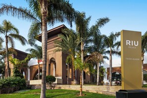 Um edifício com uma placa que diz "RIU Palace Tikida Agadir".