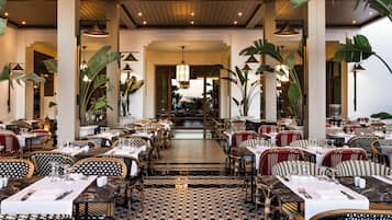 5 restaurantes: servem pequenos-almoços, almoços e jantares