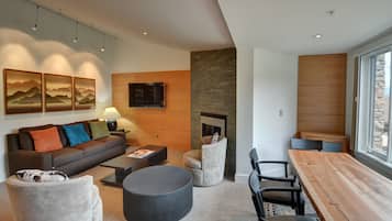 Platinum Room, 2 Bedrooms | Área de estar | TV de tela plana, lareira