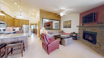 Platinum Room, 2 Bedrooms | Área de estar | TV de tela plana, lareira
