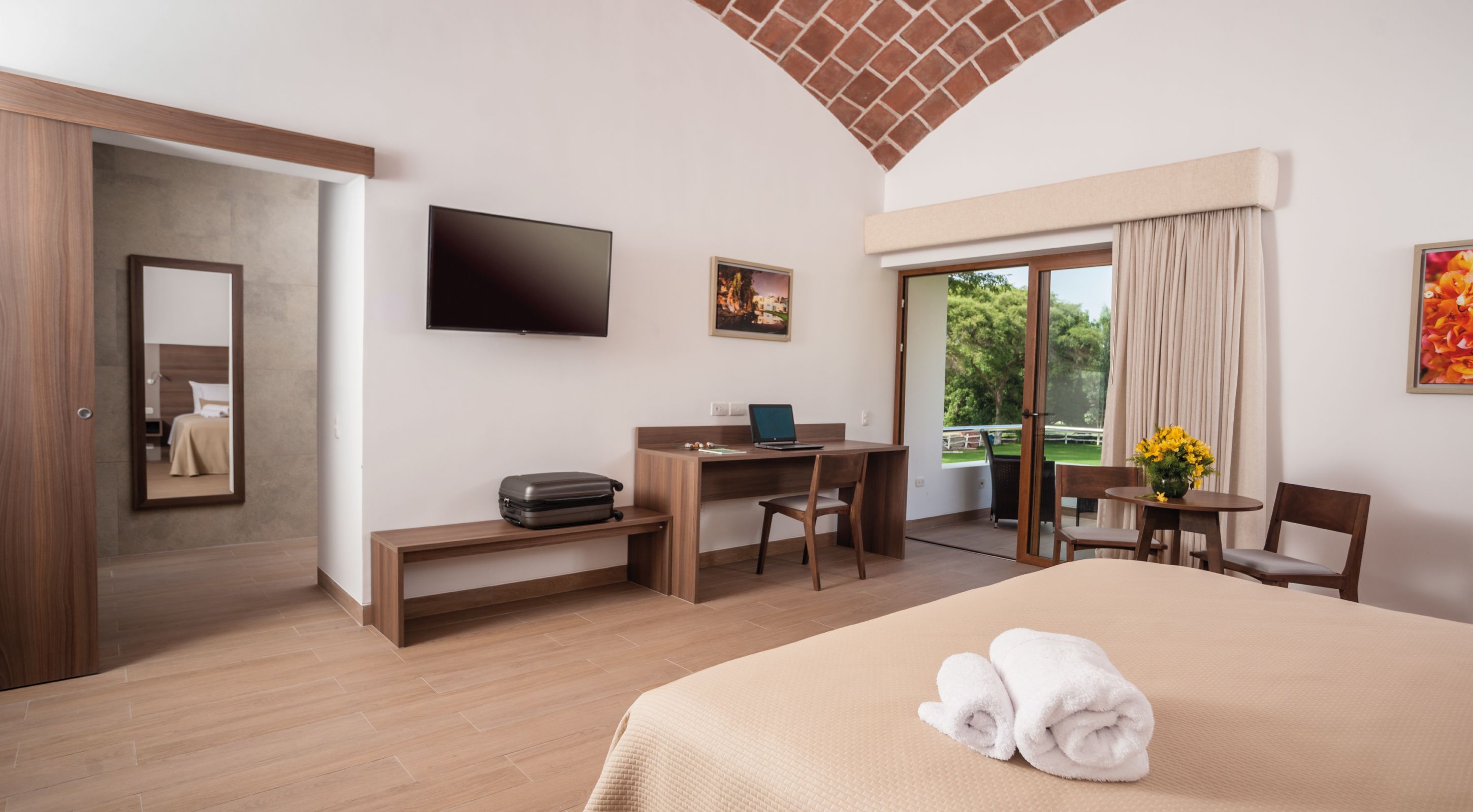 Quarto Duplo Deluxe | Minibar, cofre no quarto, secretária, cortinas/cortinados opacos 