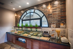 Pequeno-almoço tipo buffet diário (120 ILS por pessoa)