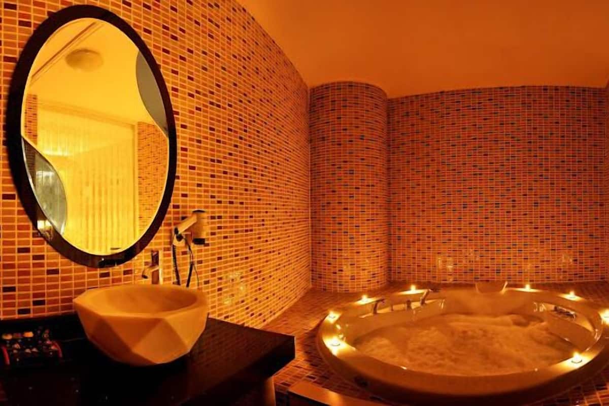 Suite Deluxe, 1 quarto | Casa de banho | Um secador de cabelo