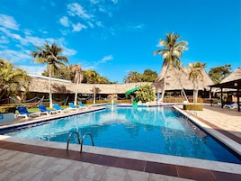 2 piscinas exteriores