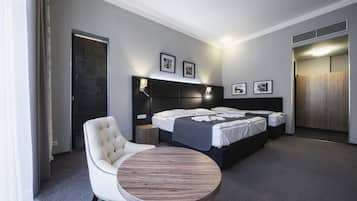 Quarto Quádruplo Superior | Roupa hipoalergénica, cofre com capacidade para portátil, secretária
