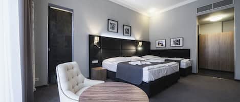 Quarto Quádruplo Superior | Roupa hipoalergénica, cofre com capacidade para portátil, secretária