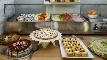 Pequeno-almoço tipo buffet diário mediante uma taxa