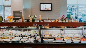Café da manhã com buffet todos os dias (AED 67 por pessoa) 