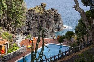 Piscina exterior, espreguiçadeiras 