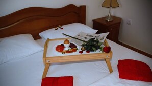 Roupas de cama premium, camas Select Comfort, cofres nos quartos