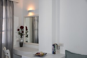 Quarto Duplo Superior, 1 cama de casal e sofá-cama, terraço, vista para o mar | Lençóis de algodão egípcio, roupa de alta qualidade, cofre no quarto