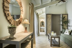 Suite Superior, vista para o mar (4 Adults) | Minibar, cofre no quarto, com mobília individualizada 